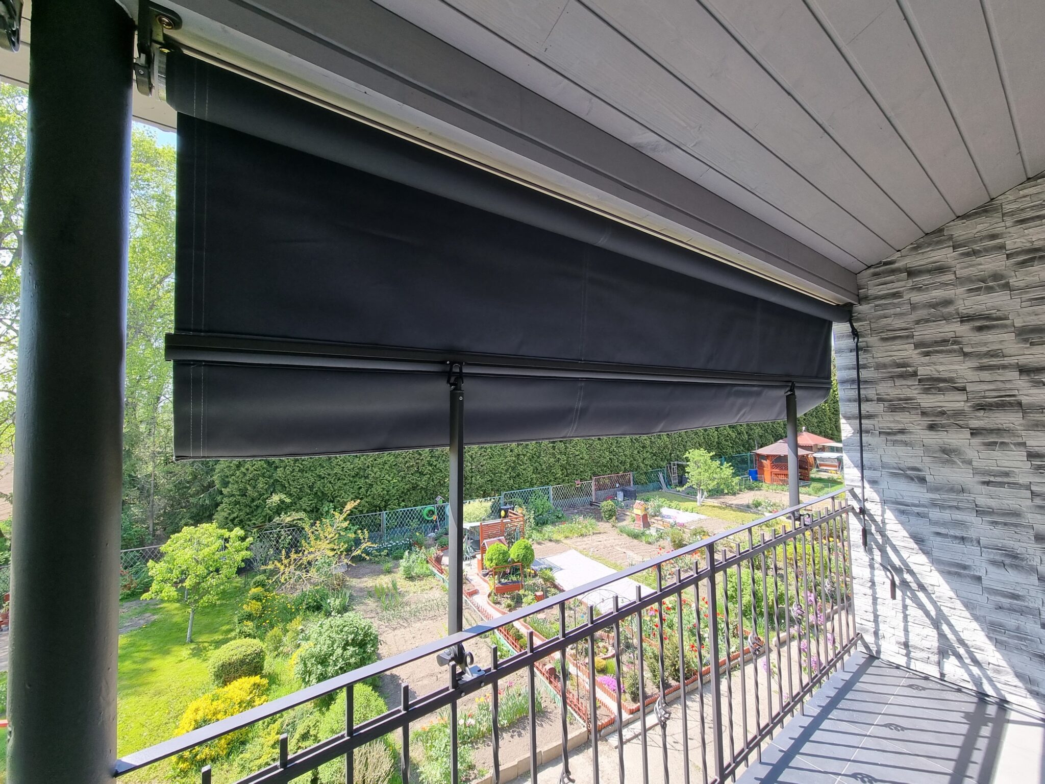 Markiza na balkon w bloku – czy warto? Poradnik eksperta